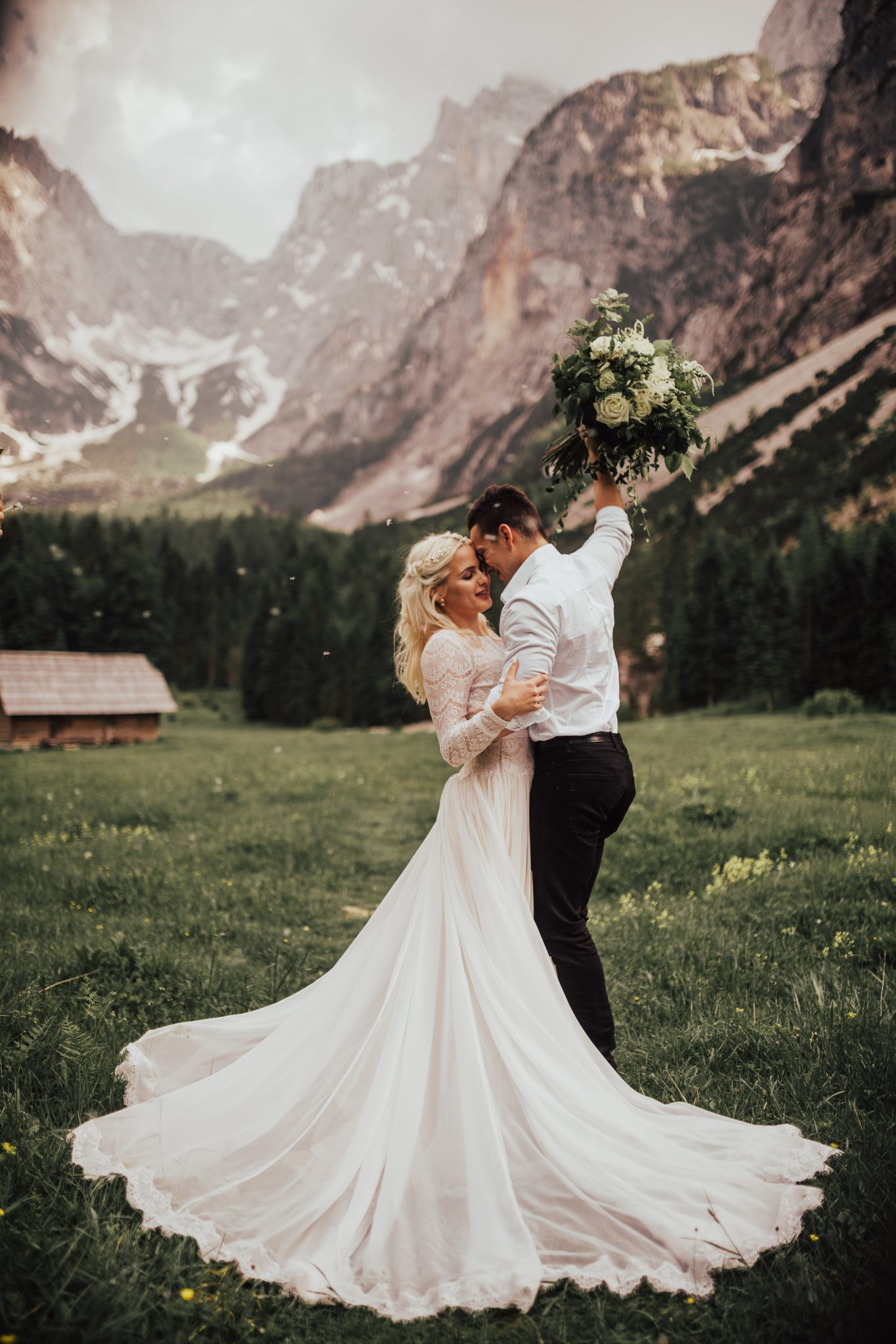 Top 10 Wedding Poses for a Swoon-Worthy Photography Session
